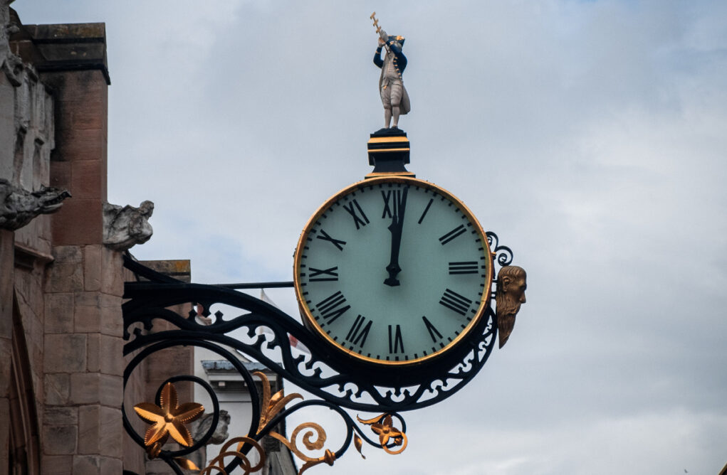 Heure miroir 12h12 : quelle est la signification de l'heure double 12:12